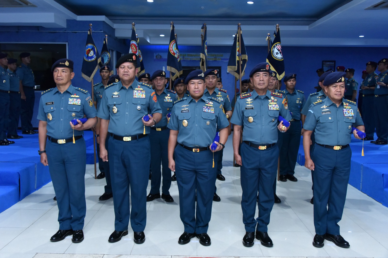 12 Perwira Tinggi TNI AL Terima Brevet Kehormatan Warfare Officer ...